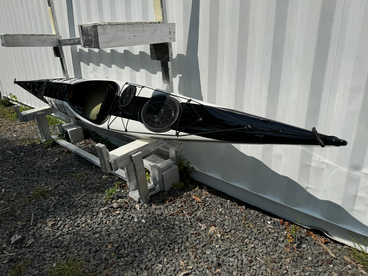 16’10” Zegul ARROW PLAY HV A-Core 100% Fiberglass Sea Kayak - WHT/BLK ...
